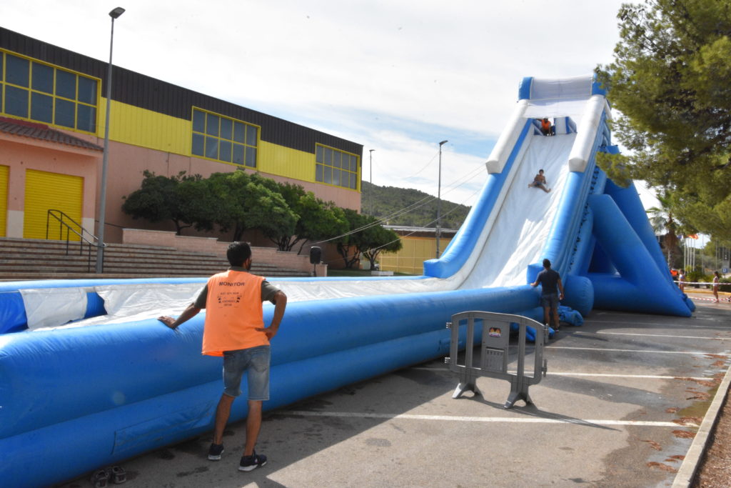 Diversión refrescante en el Tobogán Gigante - MCM Pinoso