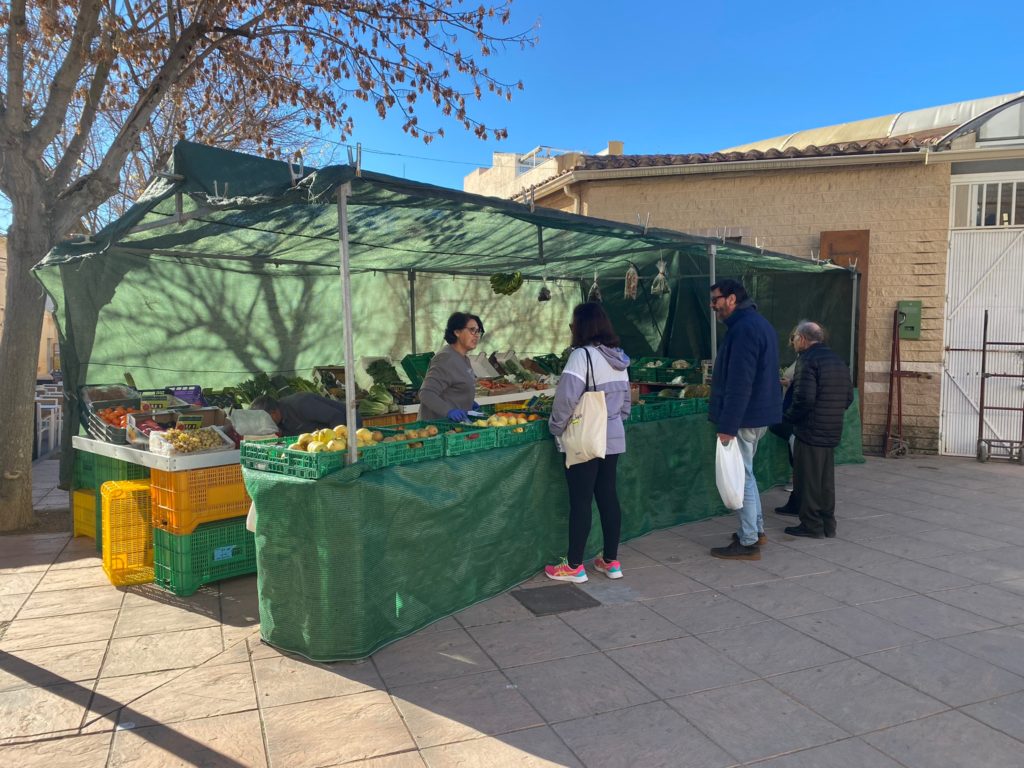Primer día de mercado de abastos en el exterior - MCM Pinoso